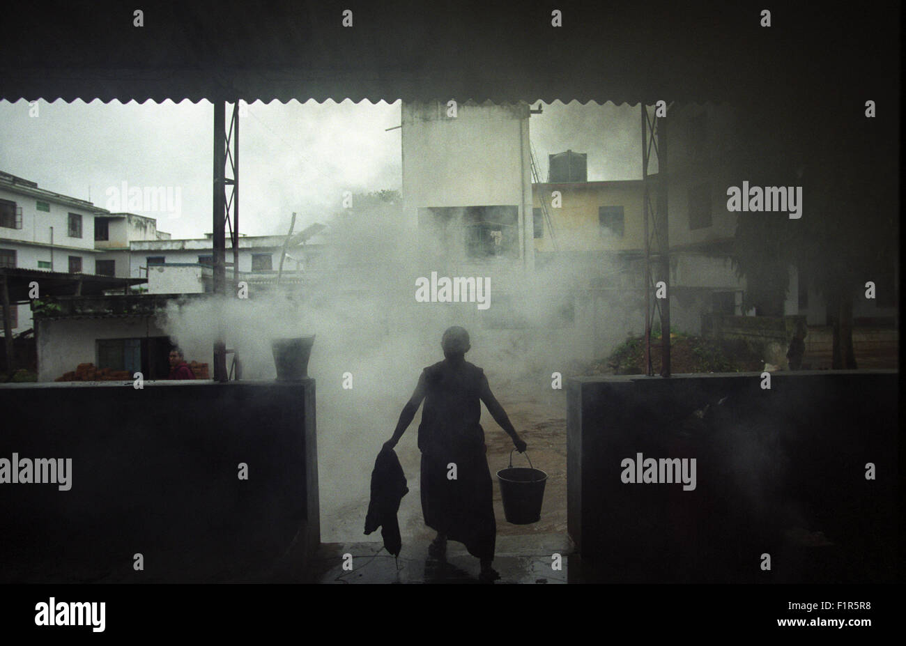 Moine porte eau Banque de photographies et d’images à haute résolution ...