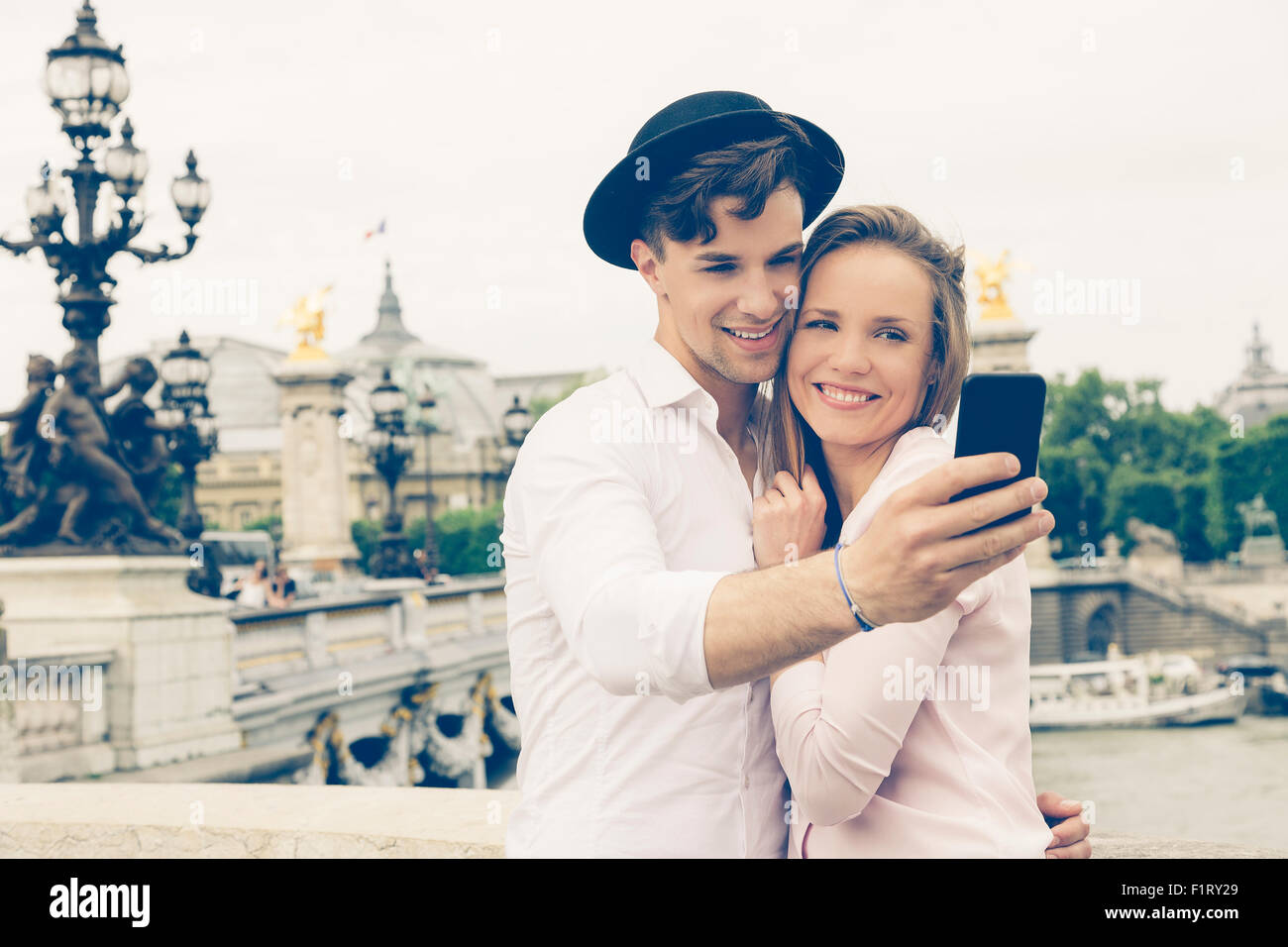 En couple à Paris Photo Stock - Alamy