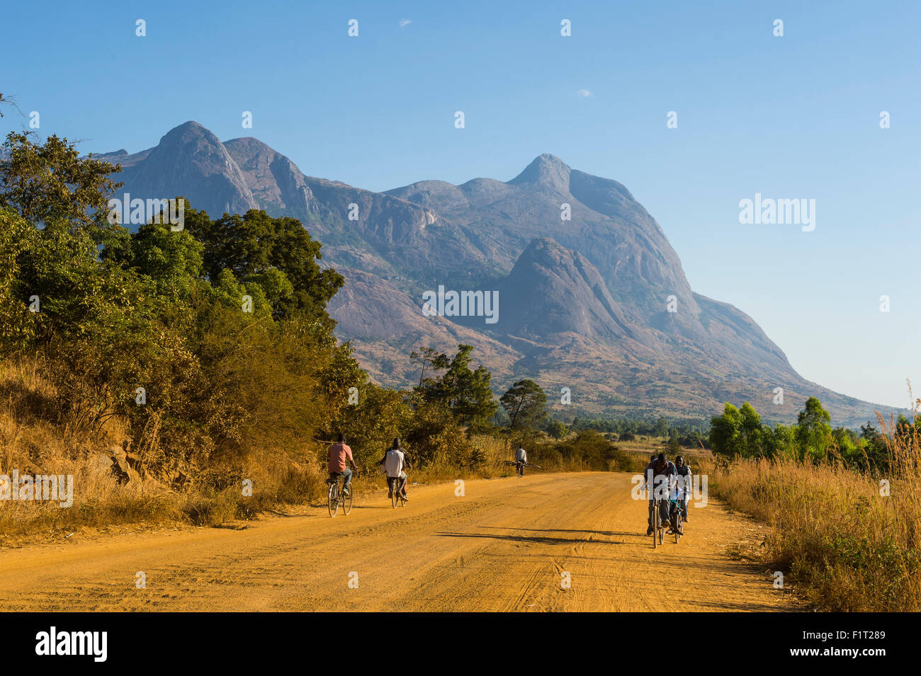 Route menant à la pics de granit du mont Mulanje, Malawi, Afrique Photo ...