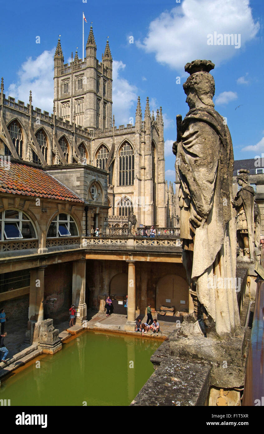 Baignoire, montrant les Bains Romains avec l'abbaye de Bath derrière ...