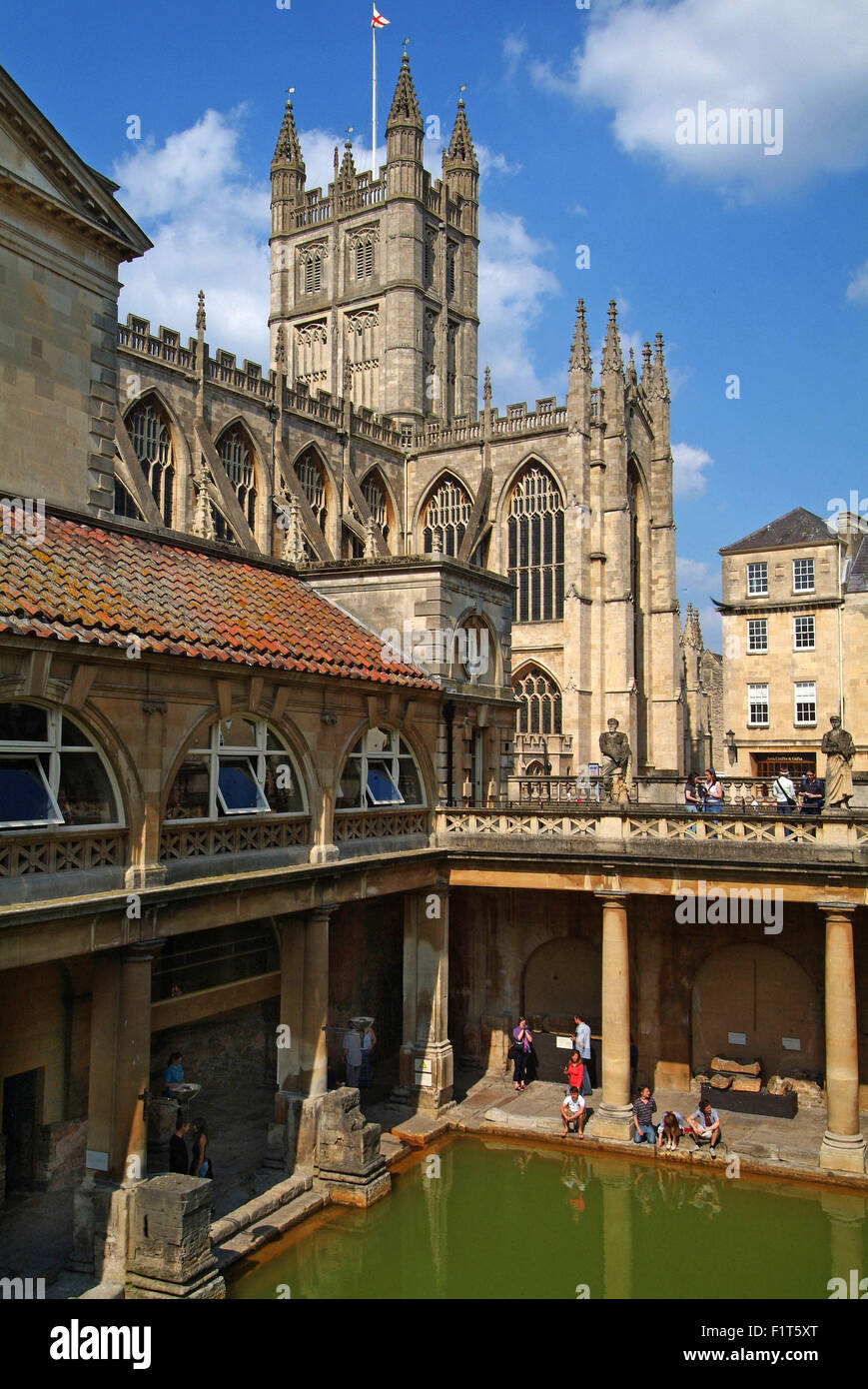 Baignoire, montrant les Bains Romains avec l'abbaye de Bath derrière ...