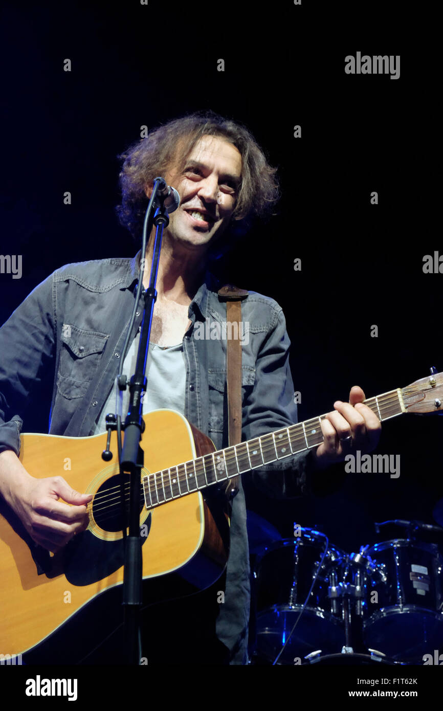 Le chanteur algérien Ali Amrane en prestation au Grand Clapham, Londres ...