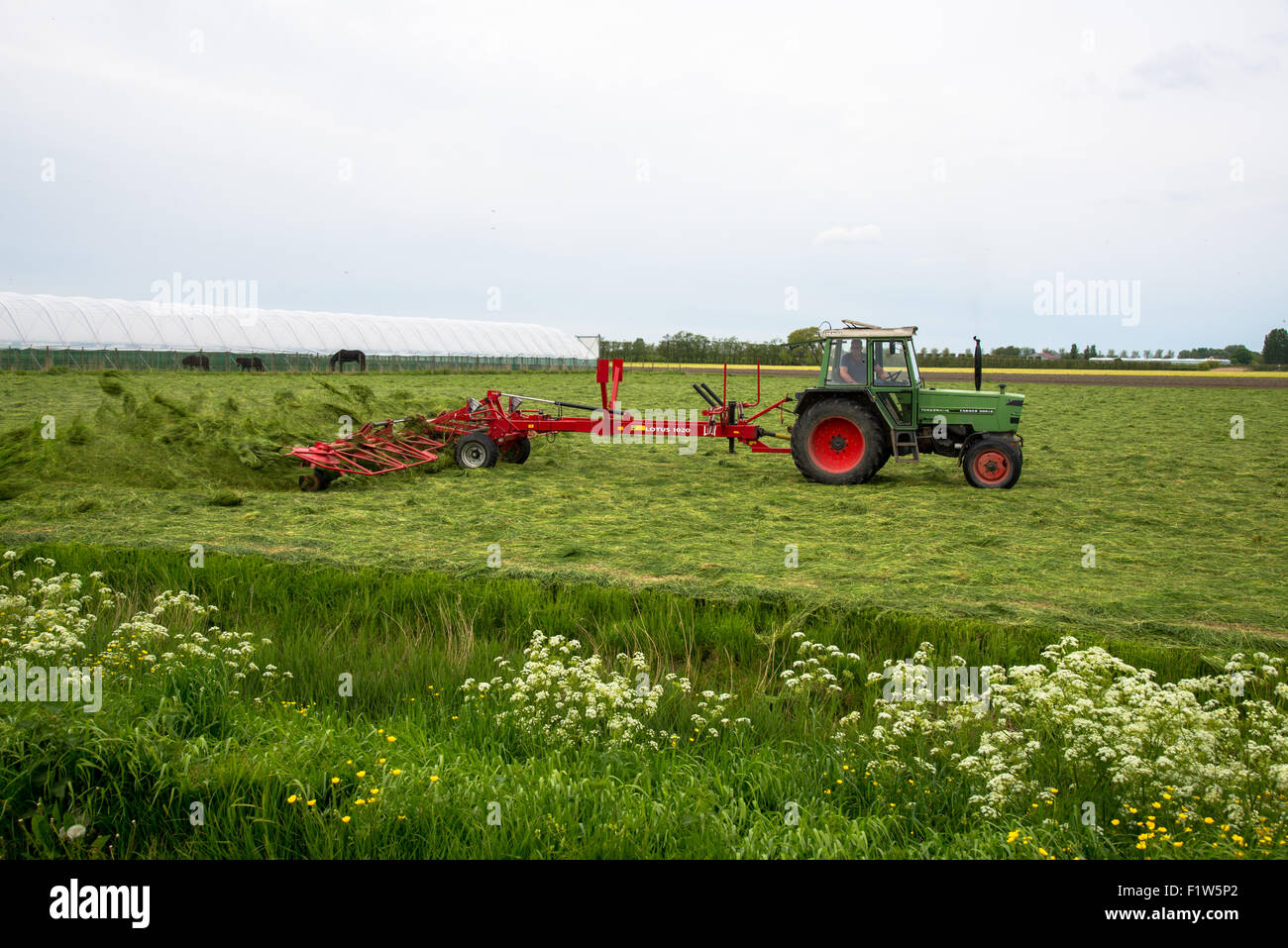 Tracteur et foin Banque de photographies et d’images à haute résolution ...