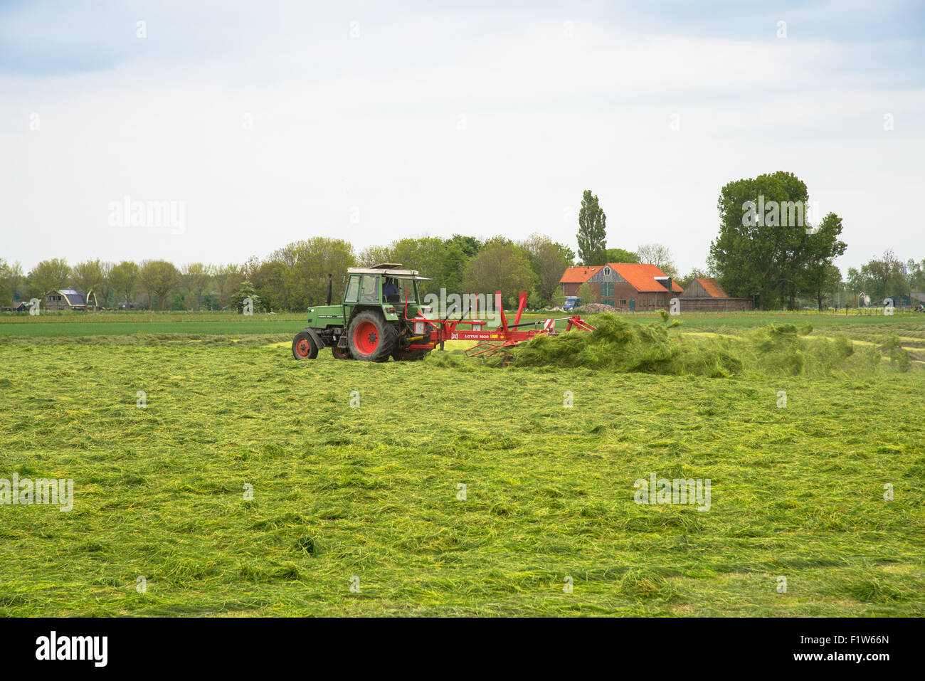 Tracteur et foin Banque de photographies et d’images à haute résolution ...
