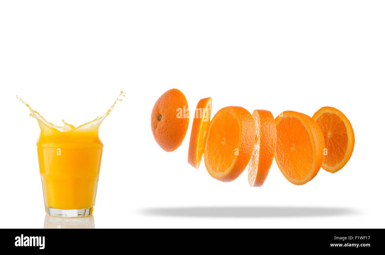 Tranches d'orange chute dans l'air et jus splash isolé sur fond blanc ...