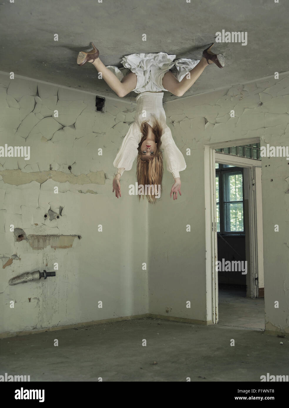 Scène Creepy du patient dans l'hôpital hanté Photo Stock - Alamy