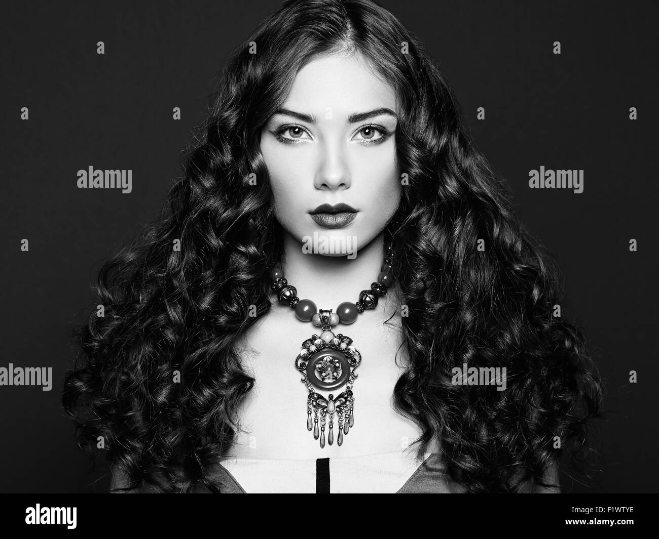 Jeune Fille Belle Banque Dimages Noir Et Blanc Alamy