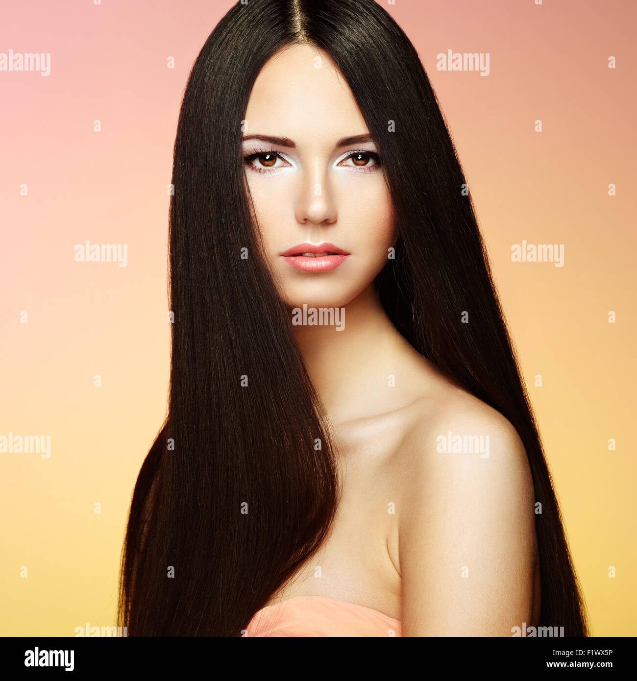 Femme brune cheveux longs Banque de photographies et d’images à haute ...