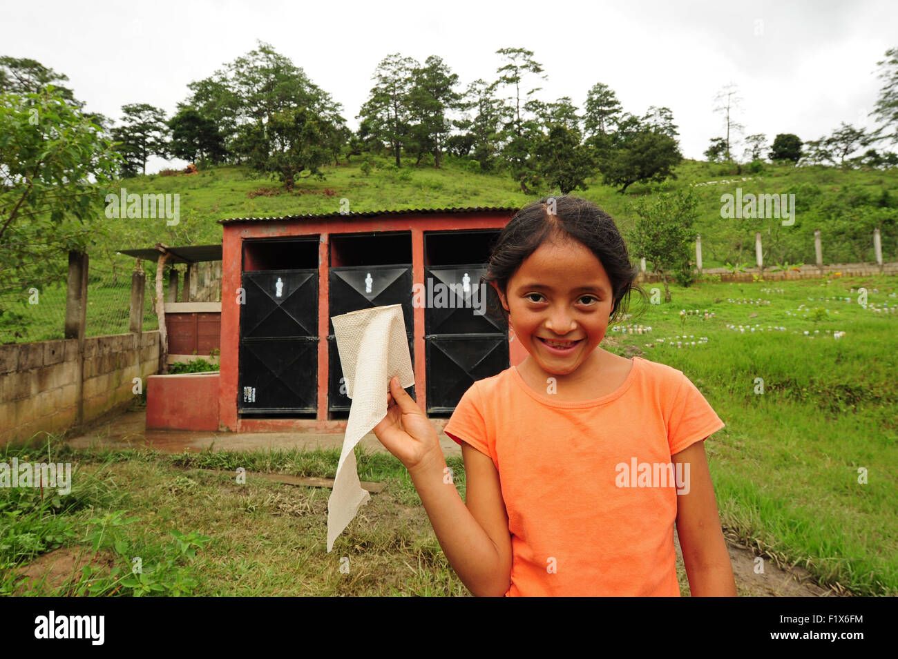Guatemala, Salama, fille de latrines avec du papier toilette (Wendy ...