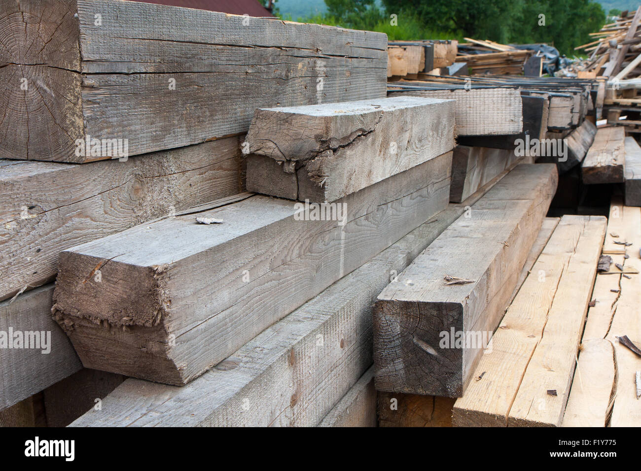 Les chevrons en bois empilées uniformément pour être utilisé pour ...
