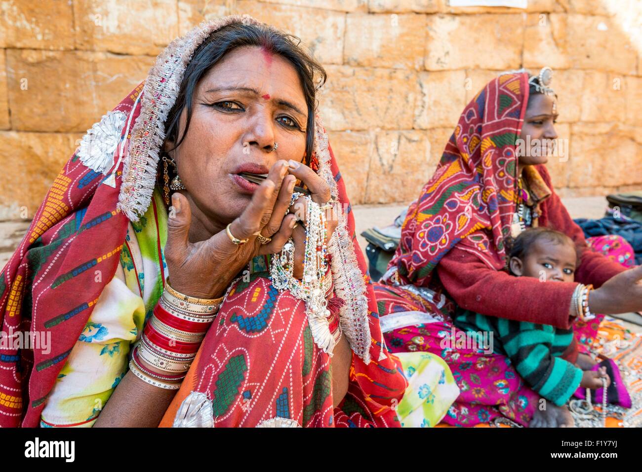 L'Inde, Rajasthan, Jaisalmer, Gypsy Woman de désert du Thar Photo Stock ...
