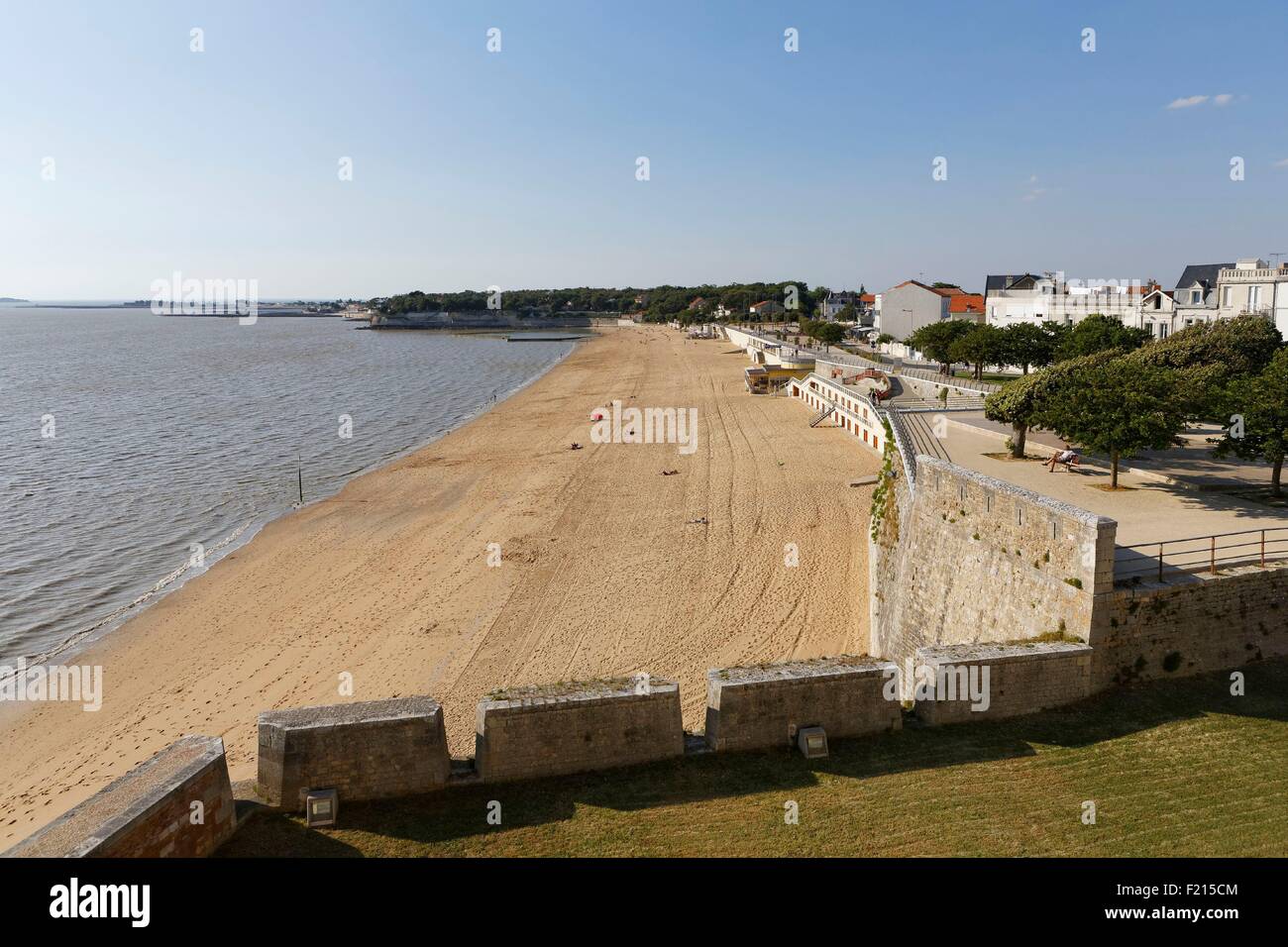 En France, en Charente Maritime, Fouras, grande plage du Fort Fouras ...
