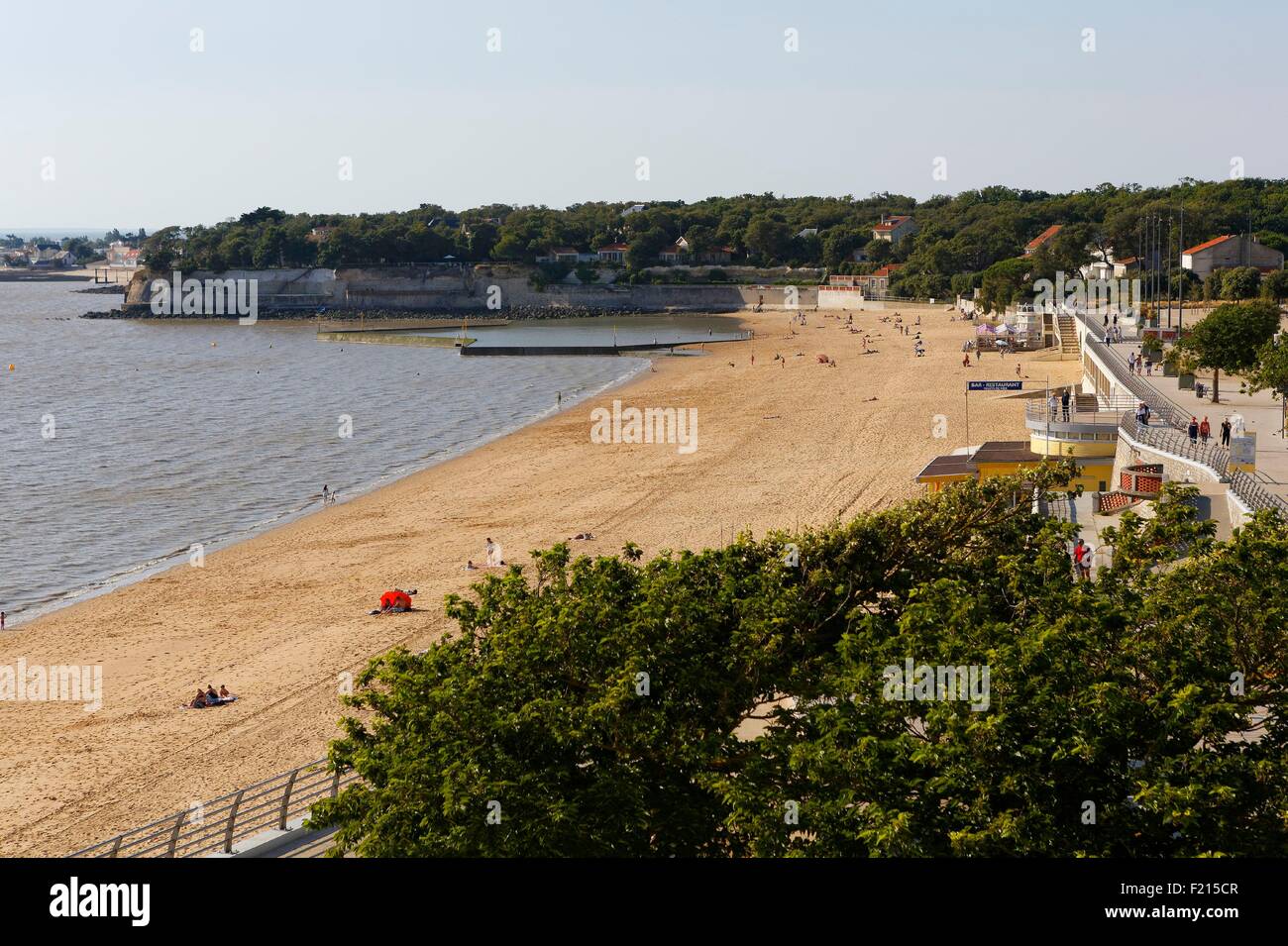 En France, en Charente Maritime, Fouras, grande plage du Fort Fouras ...