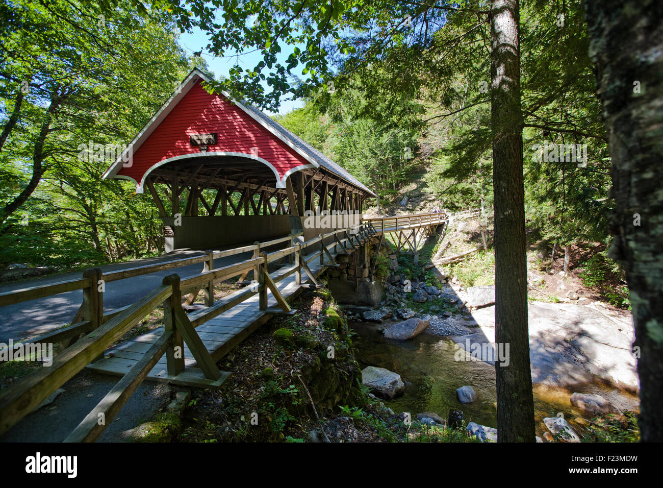 Pont couvert dans les montagnes blanches Banque de photographies et d ...