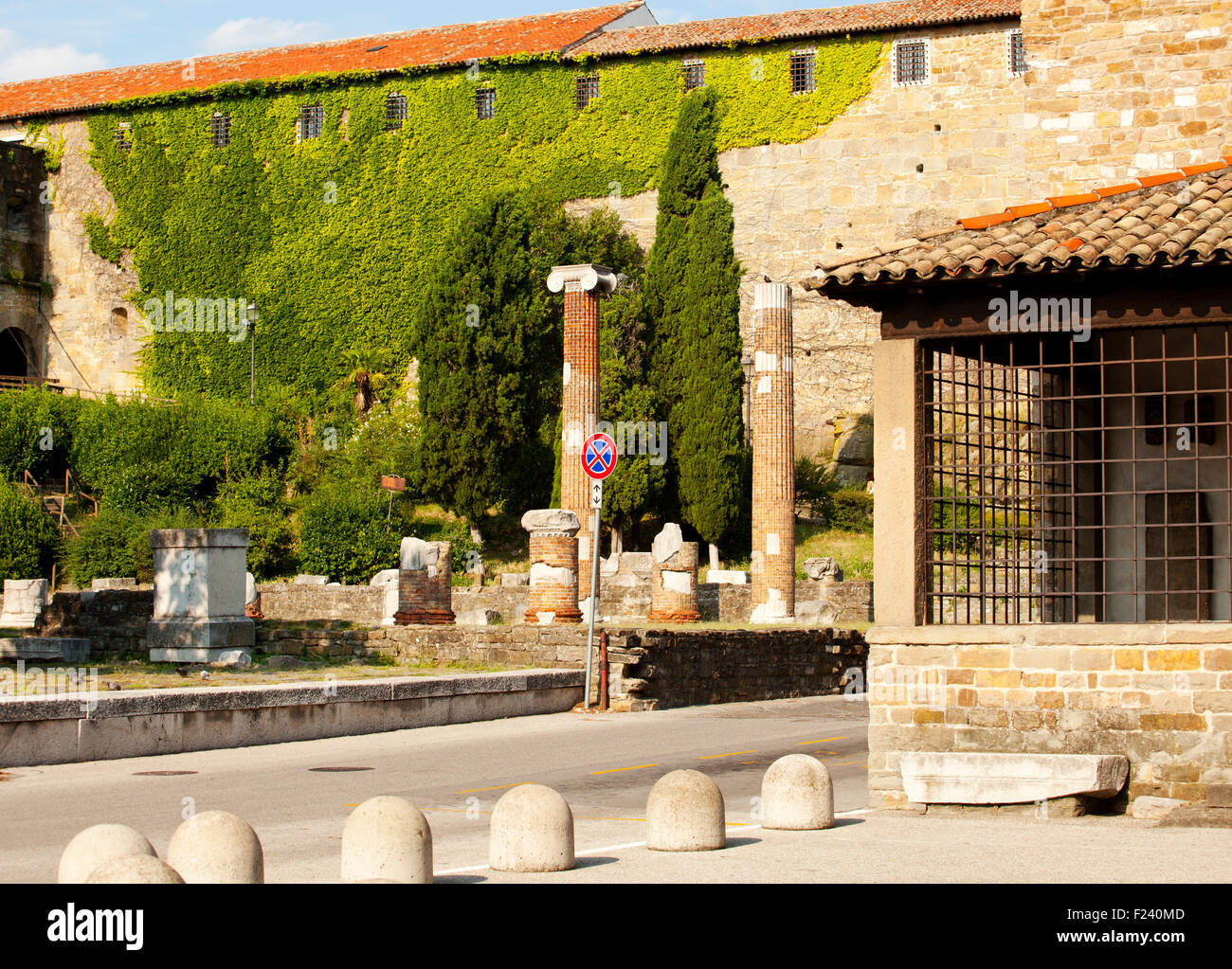 Roman propylaeum ruins Banque de photographies et d’images à haute ...