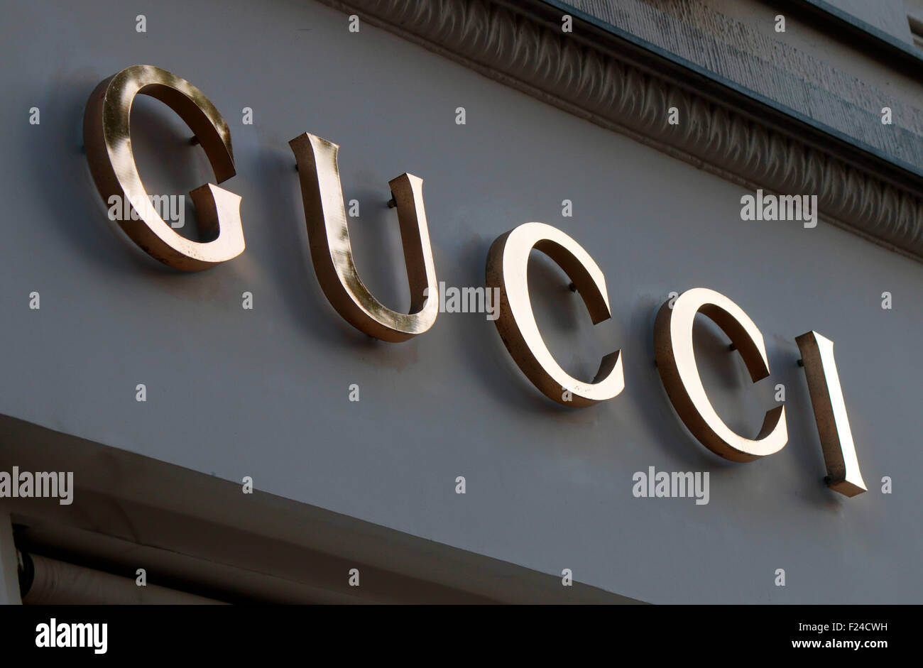 Gucci sign Banque de photographies et d’images à haute résolution - Alamy