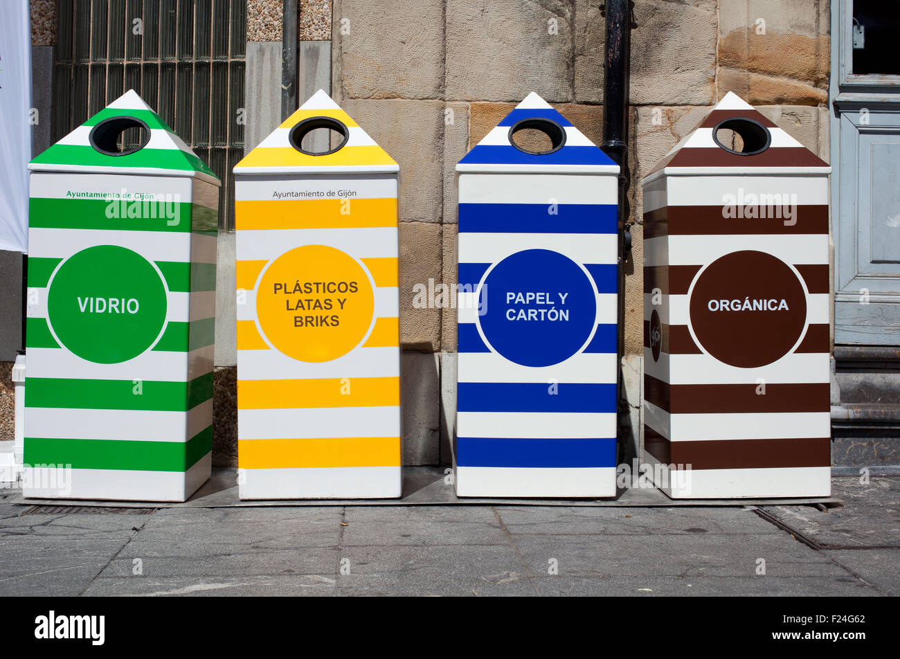 Quatre conteneurs pour le recyclage du papier, métal, plastique et ...