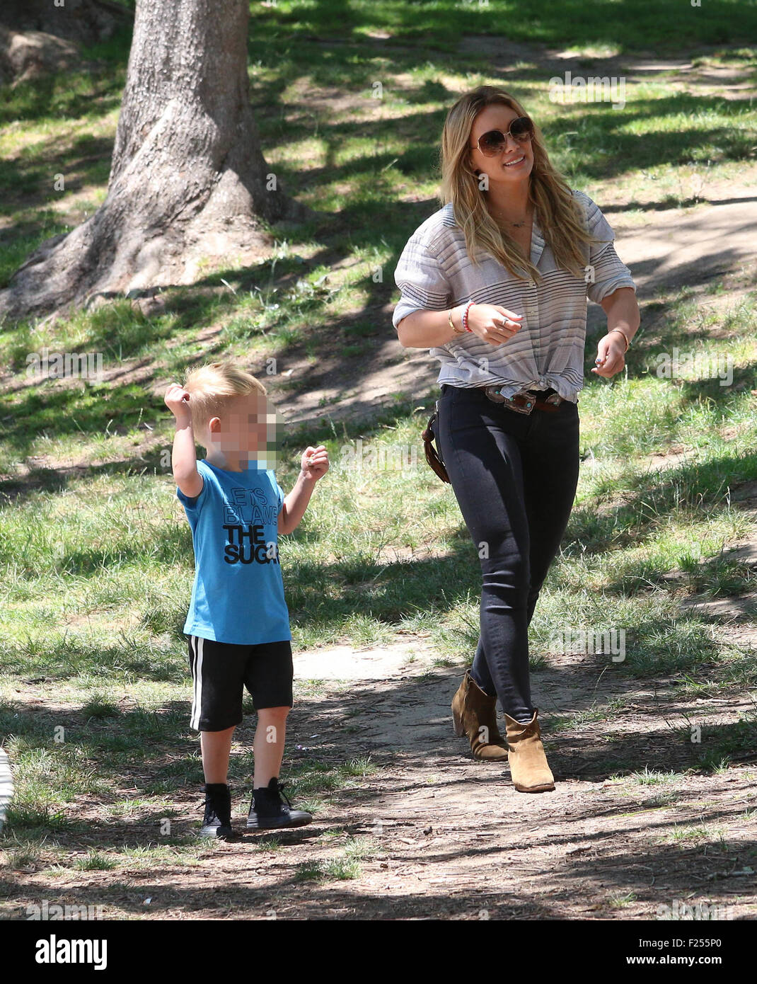 Hilary Duff prend son fils Luca au parc de Los Angeles avec : Hilary ...