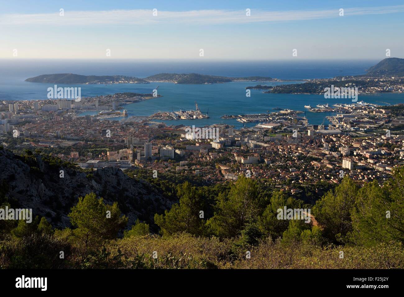 La France, Var, Toulon, la Rade (RADE) du Mont Faron, la presqu'île de ...