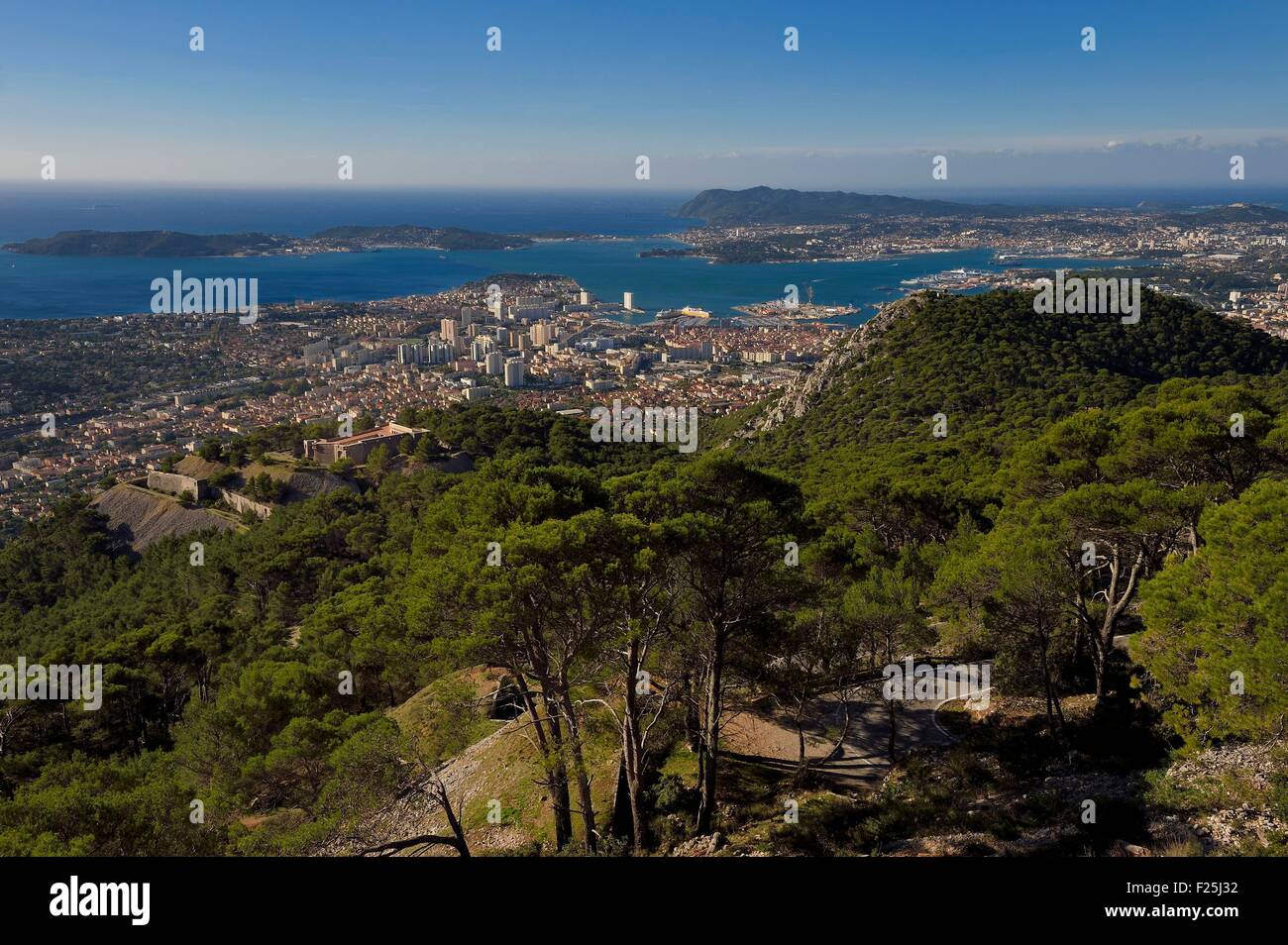 La France, Var, Toulon, la Rade (RADE) du Mont Faron, Fort Faron au ...