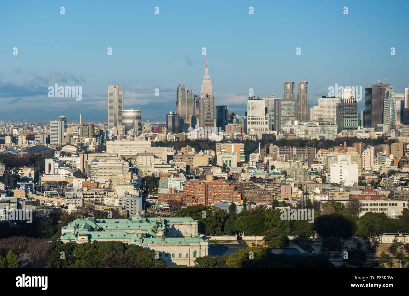 Vue aérienne avec Akasaka Estate (Palais Togu) et Tokyo gratte-ciel à ...