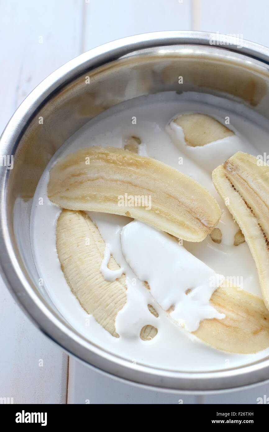 Bananes frites dans de la pâte de farine de riz Photo Stock - Alamy