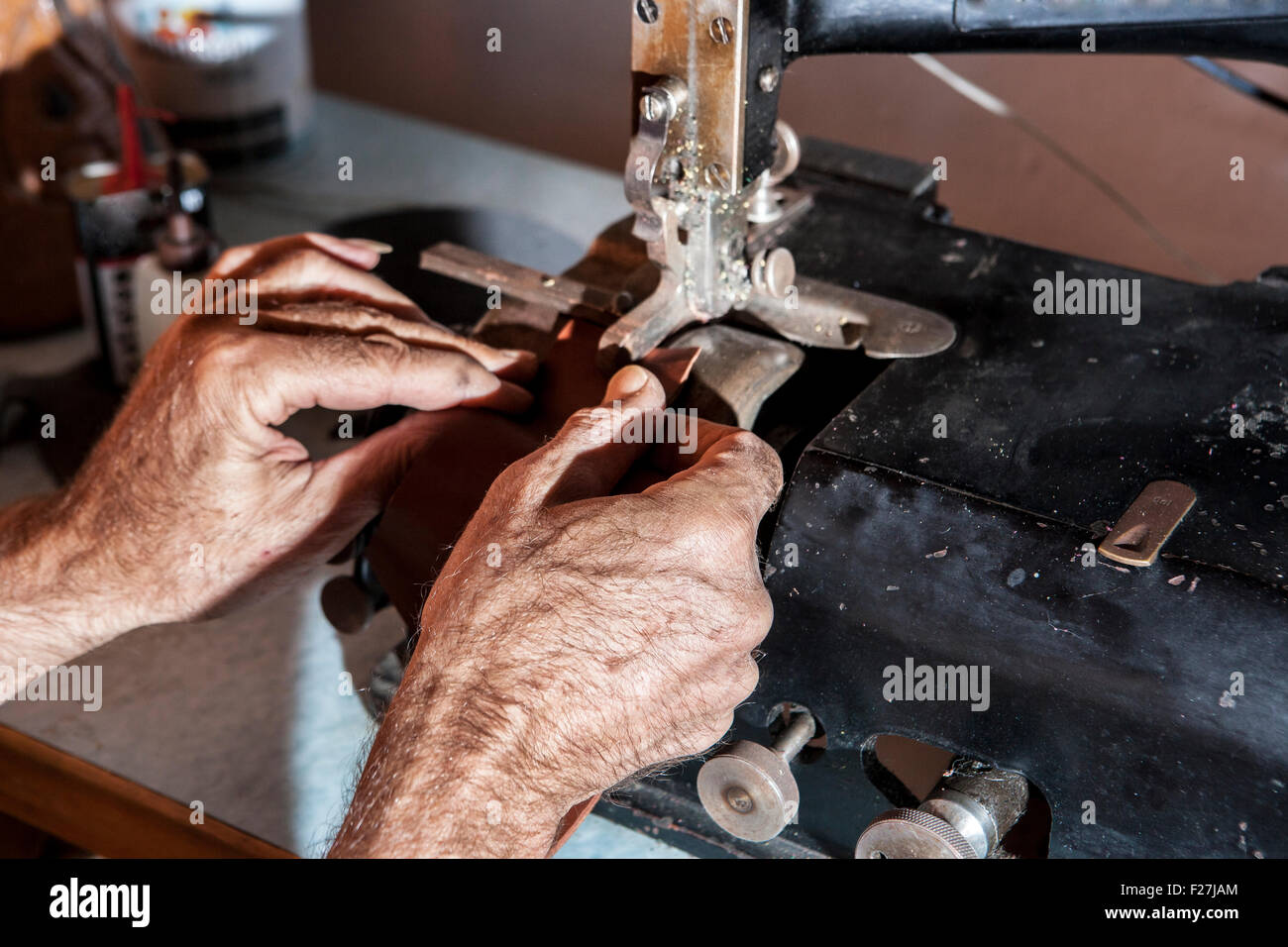 Processus manuel du cuir Banque de photographies et d’images à haute ...