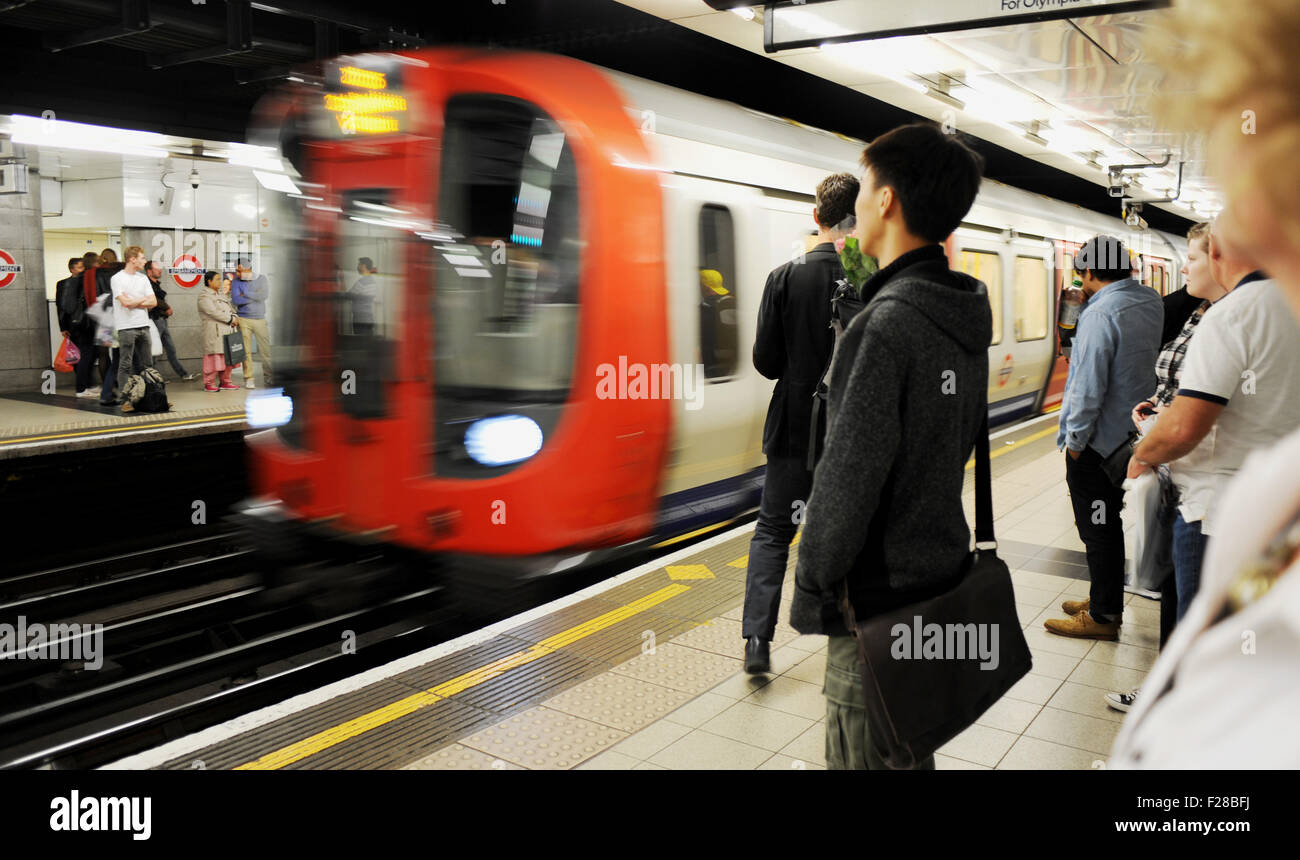 London UK - attraper un train de métro à la station de remblai sur la ...