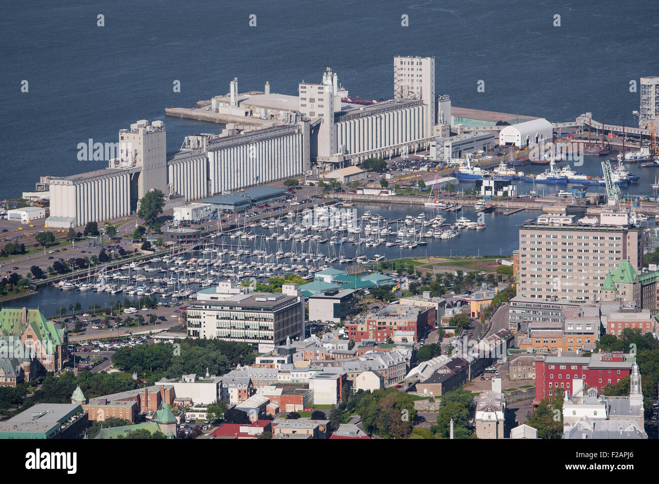 Marina du Port de Québec et Bunge les silos à grains sont représentés ...