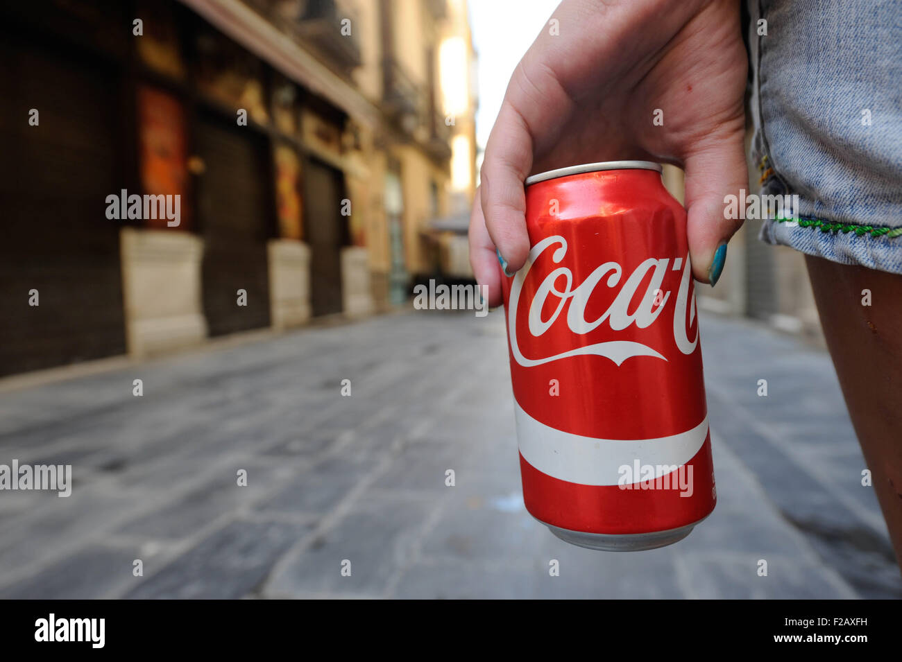 Tenant une boîte de Coca-cola - llevando una lata de Cola-cola Photo ...