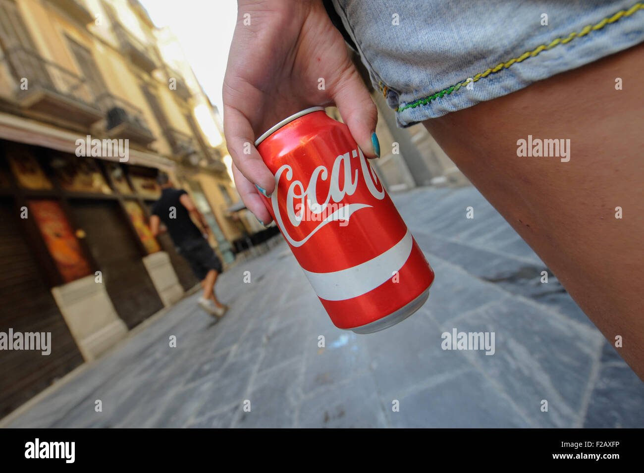 Main tenant une bouteille de coca cola Banque de photographies et d ...
