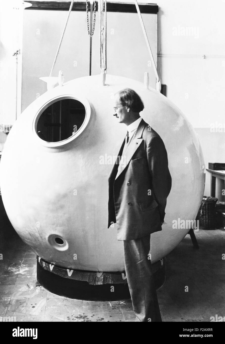 Auguste Piccard à côté de la 'nacelle' qui l'emmena dans la stratosphère. Il était attaché un ...