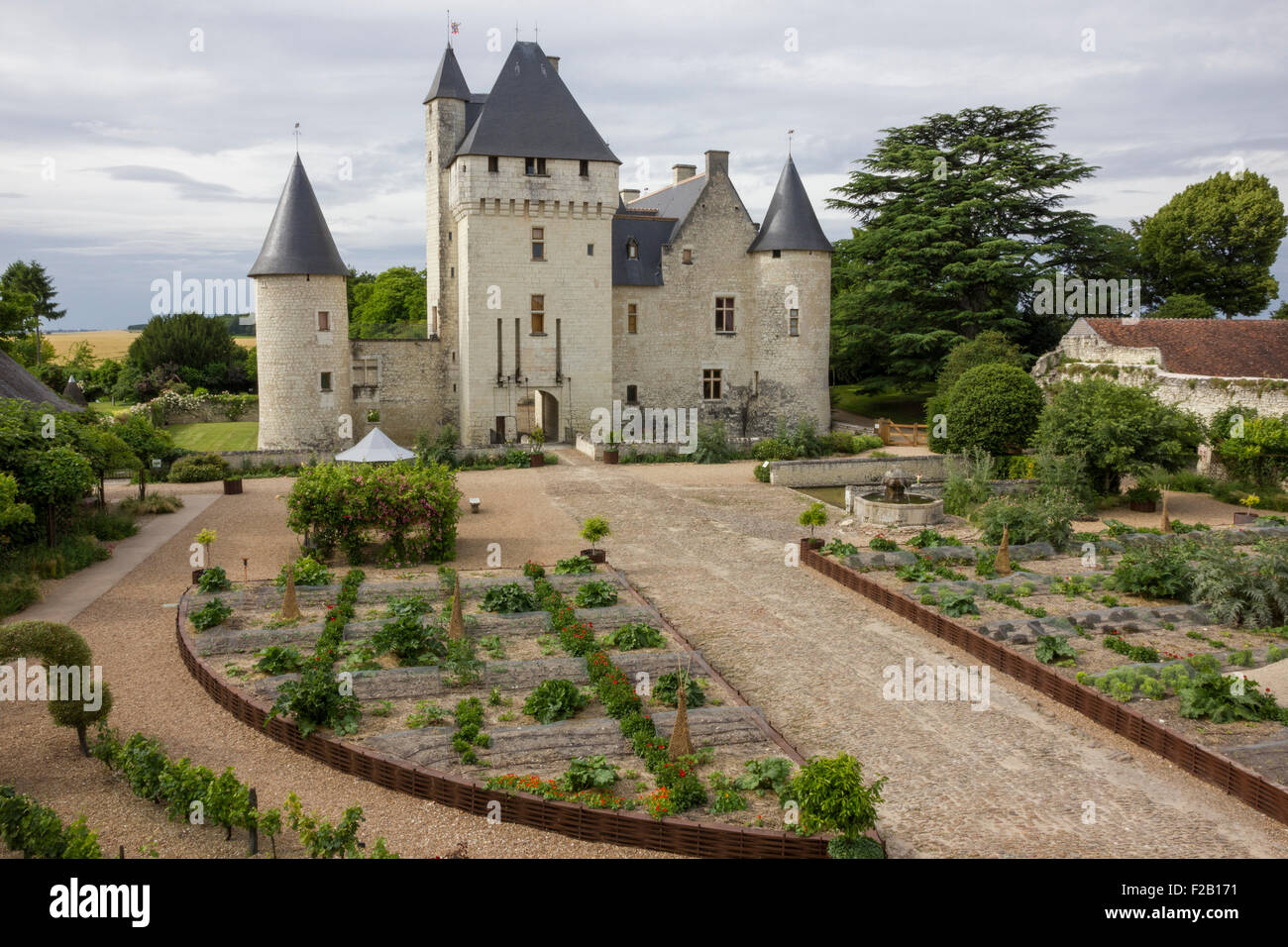 Chateau du Rivau, cour avec potager de Gargantua et château Photo Stock ...