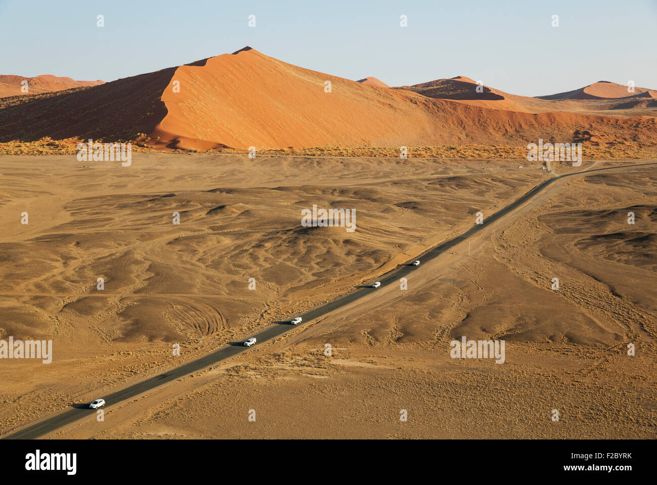 Route pavée Banque de photographies et d’images à haute résolution - Alamy
