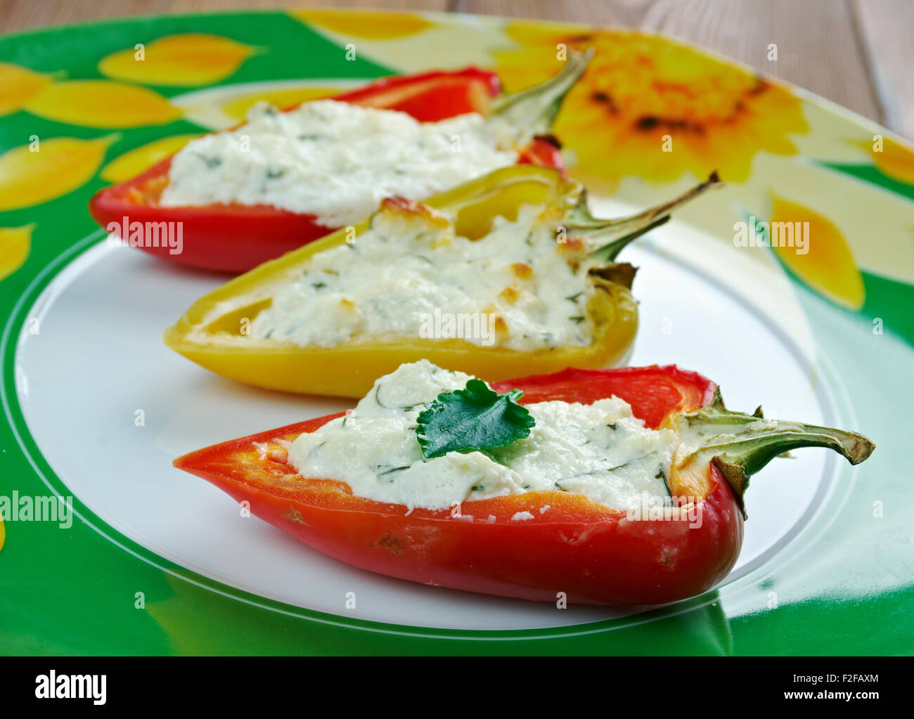 Peynirli biber - sarması poivrons farcis au fromage.La cuisine Turque ...