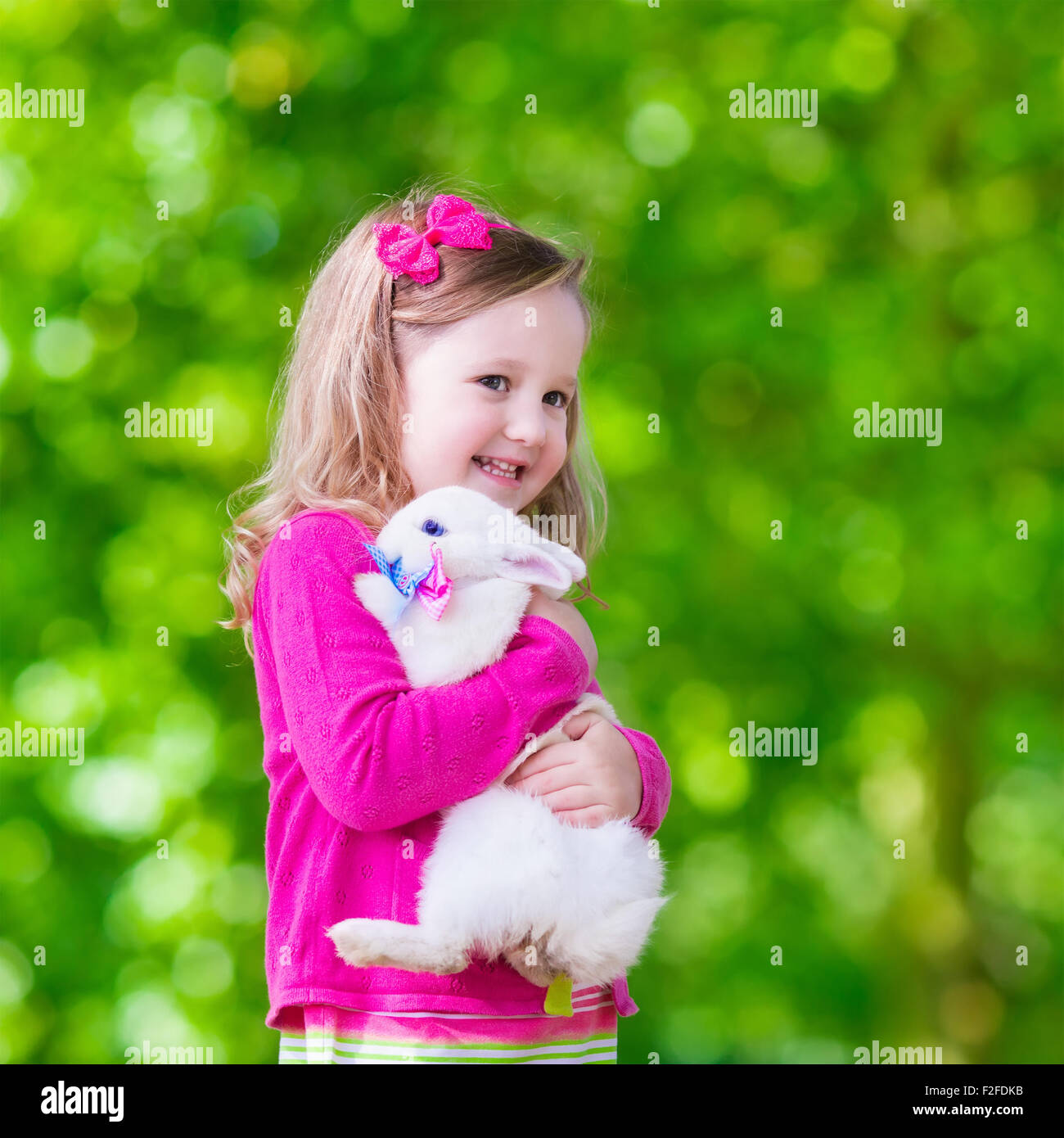 Les enfants jouent avec du vrai lapin. Rire enfant à la chasse aux œufs ...