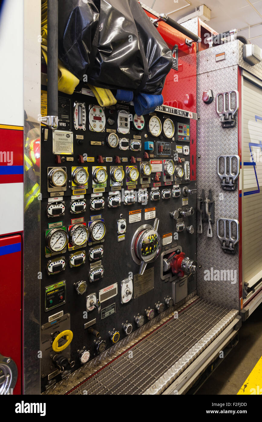 Panneau de commande sur un camion de pompiers Banque de photographies ...
