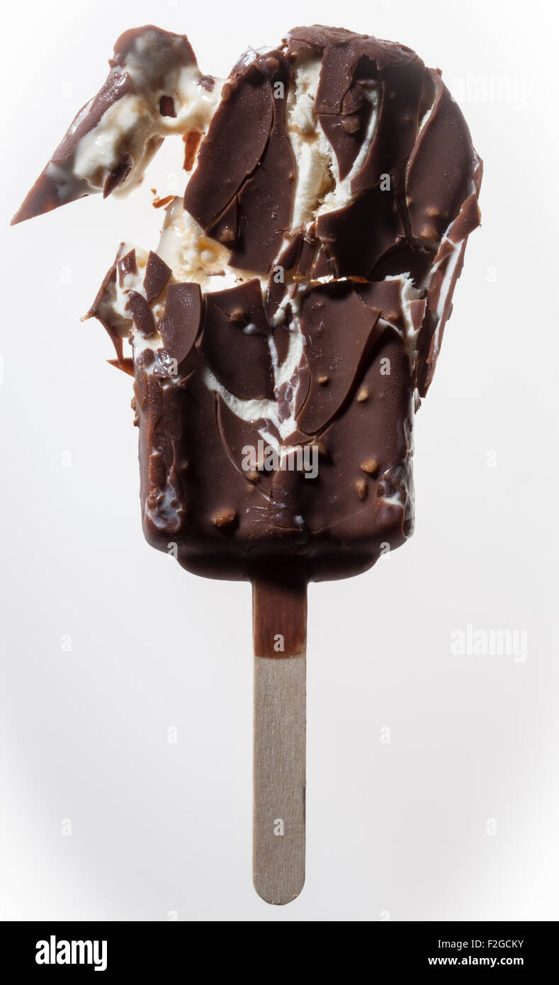 Broken chocolate vertical Banque de photographies et d’images à haute ...