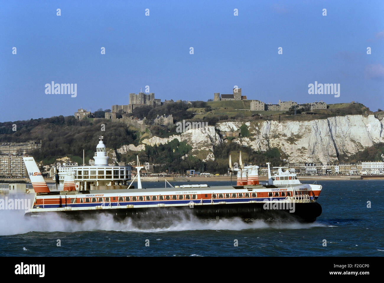 Le SRN4 Princess Margaret Hovercraft laissant Dover Harbour. Kent. L ...