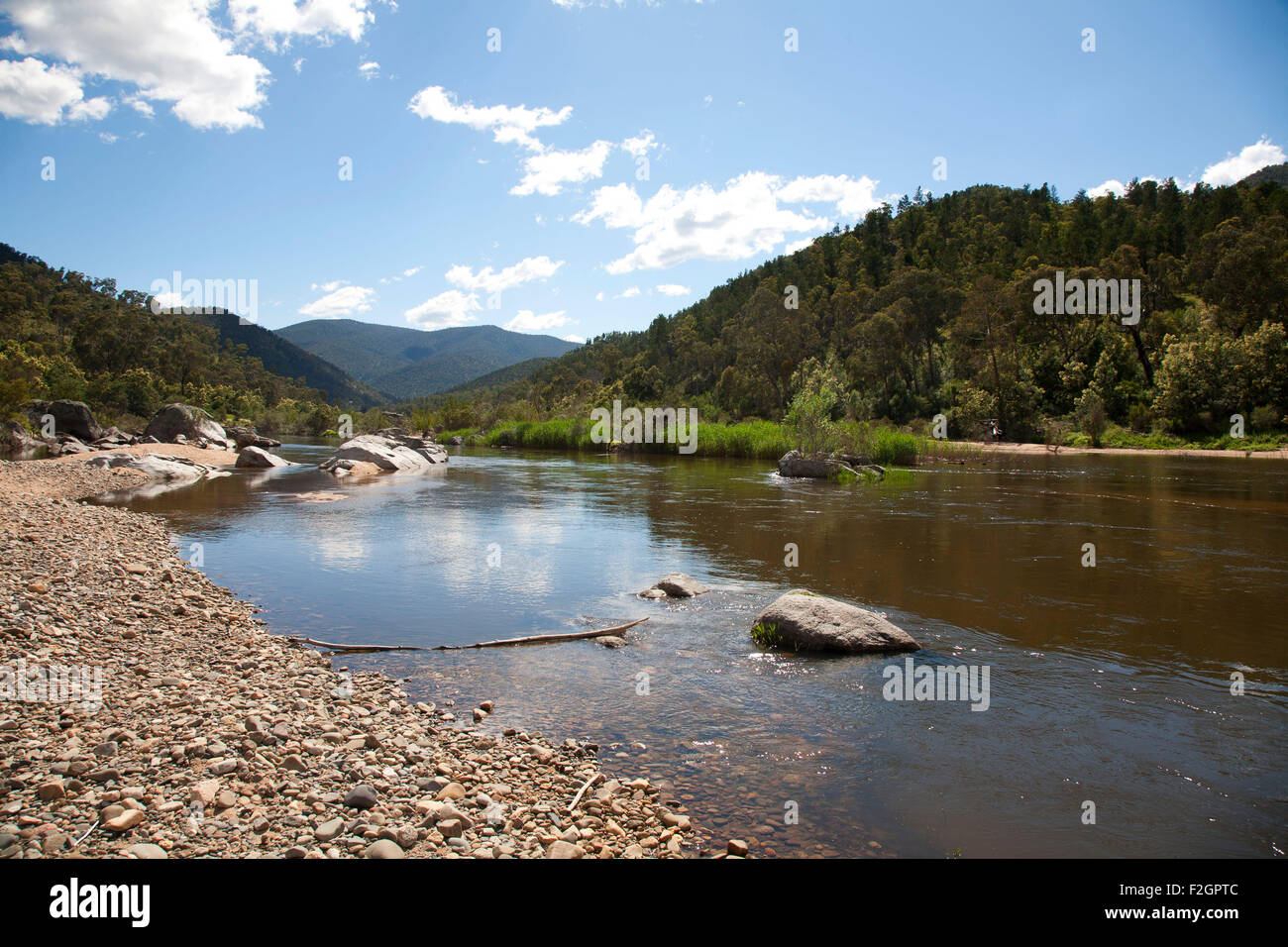 Rivière enneigée Banque de photographies et d’images à haute résolution ...