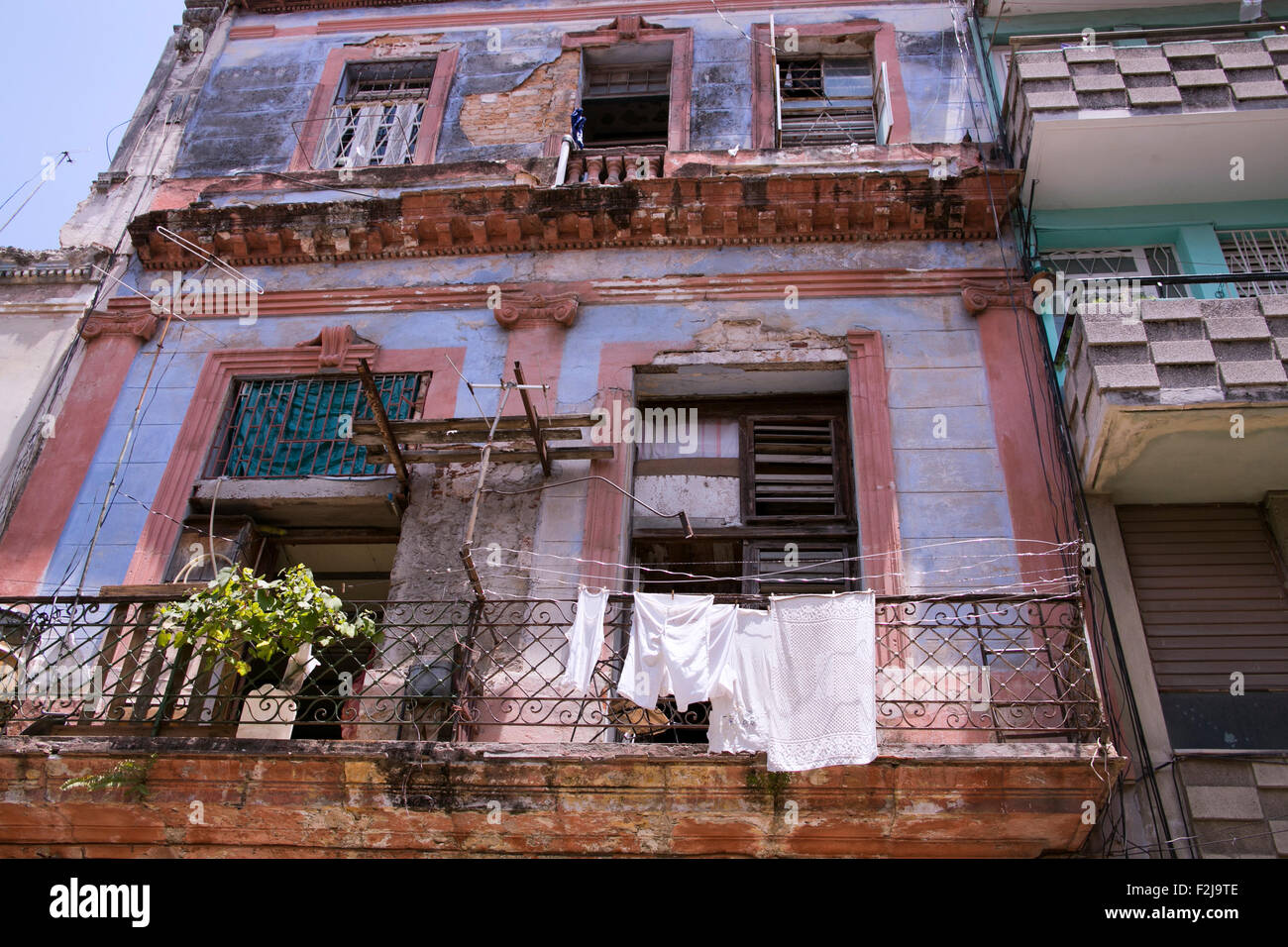 Bâtiment délabré dans la vieille havane Banque de photographies et d ...