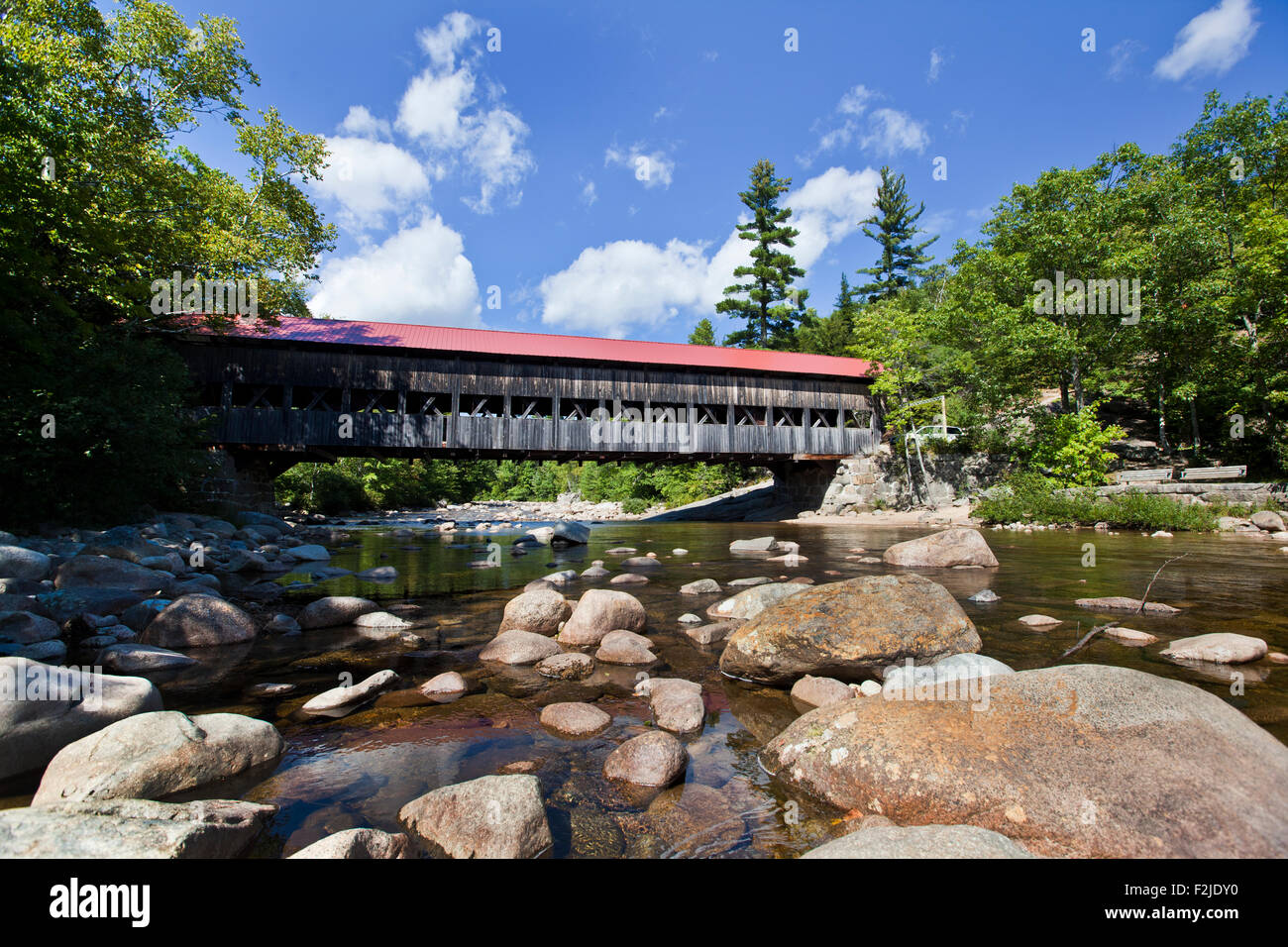 Pont couvert dans les montagnes blanches Banque de photographies et d ...