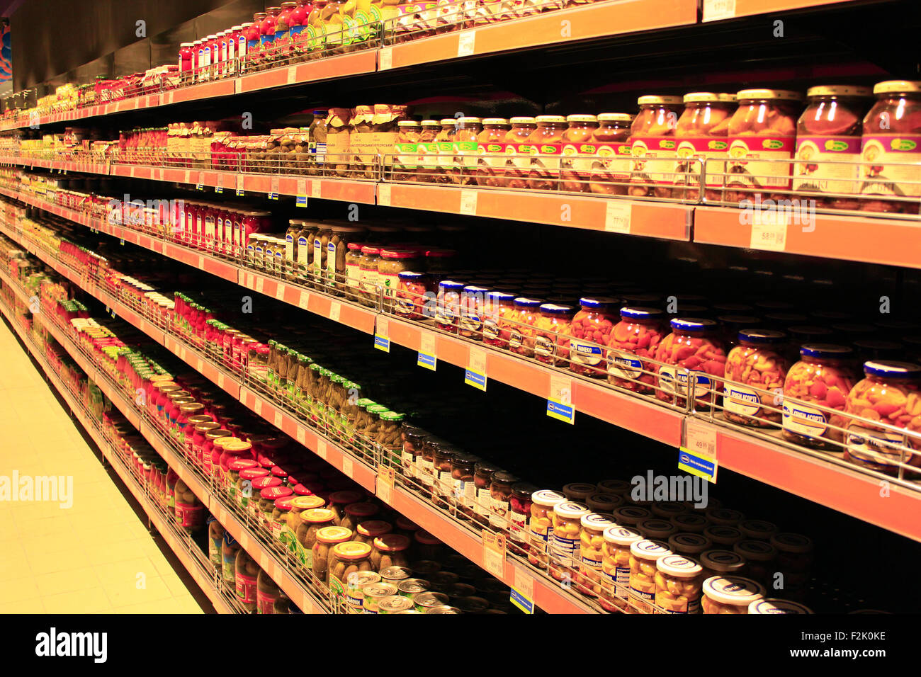 Rayon supermarché conserves poisson Banque de photographies et d’images ...