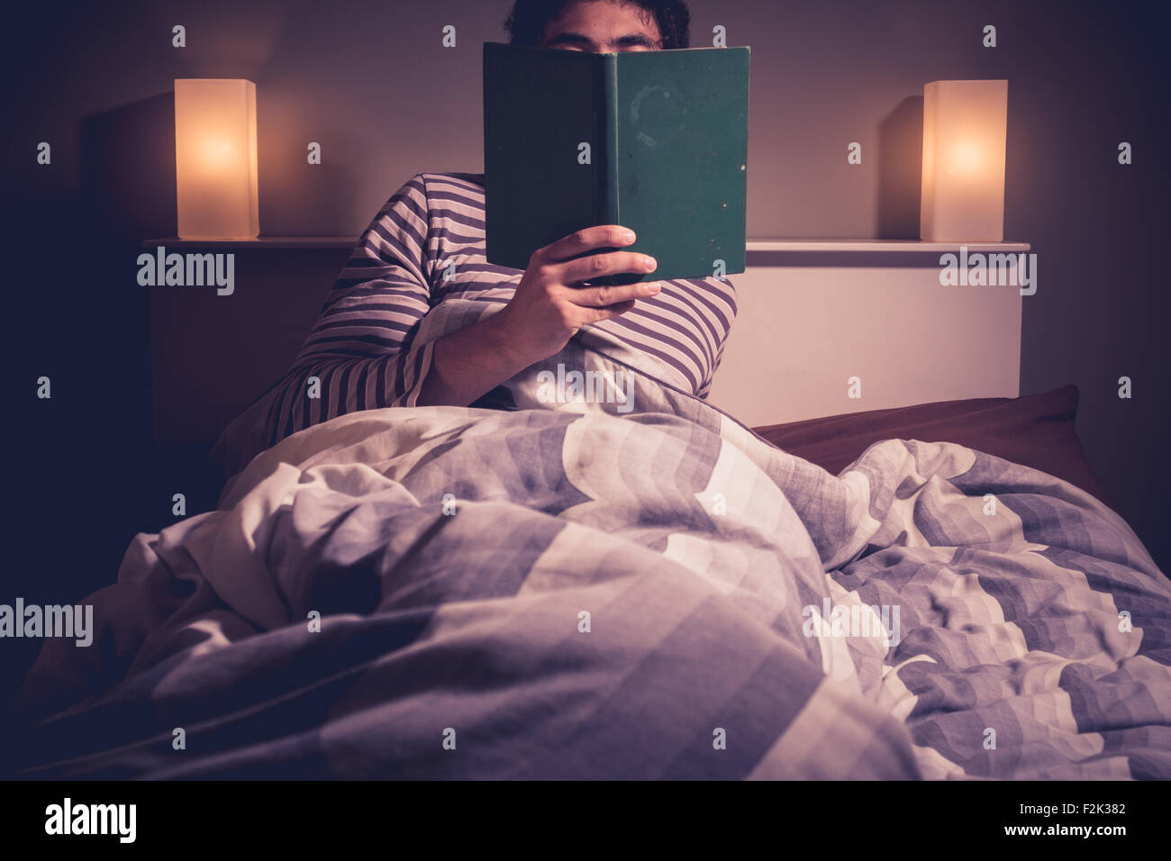 Sous le lit homme Banque de photographies et d’images à haute ...