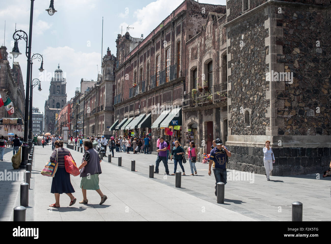MEXICO, Mexique — Une scène de rue animée dans le Centro Histórico ...