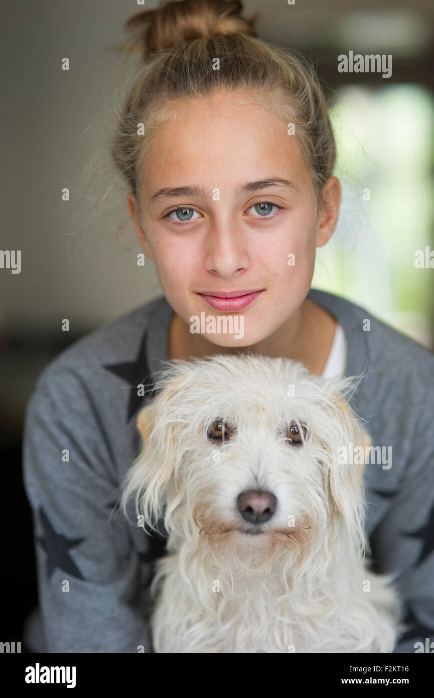 Adolescent Avec Son Chien Banque De Photographies Et Dimages à Haute