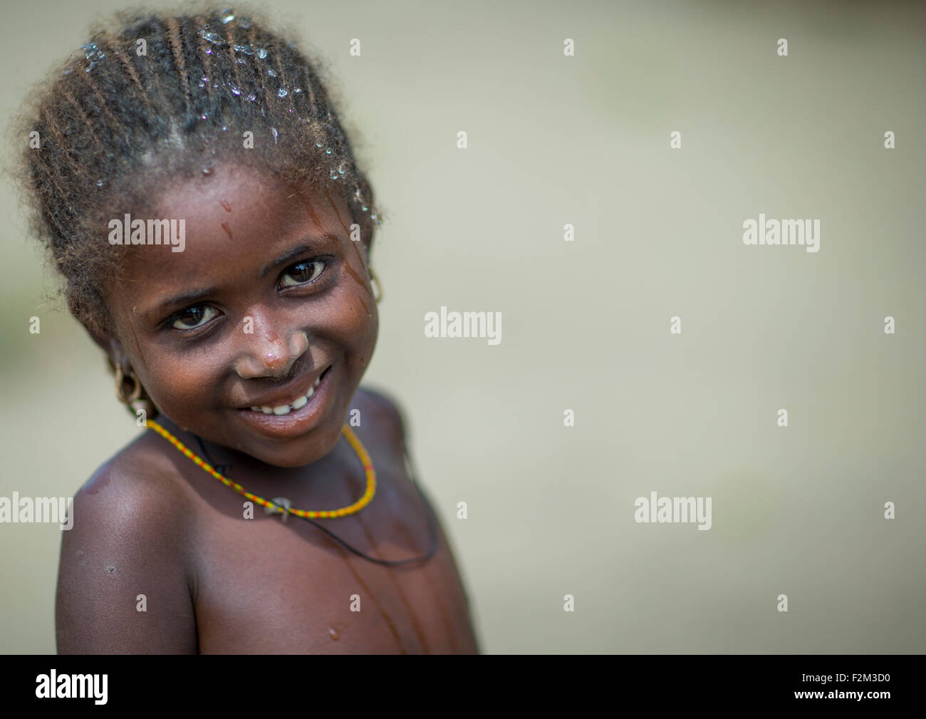 Le Bénin, en Afrique de l'Ouest, Gossoue, petite fille de la tribu peul peul Photo Stock - Alamy
