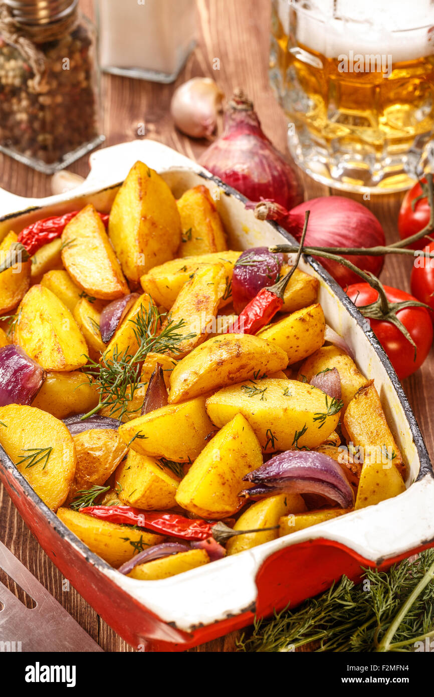 De pommes de terre frites rustique avec des légumes. Focus sélectif, l ...