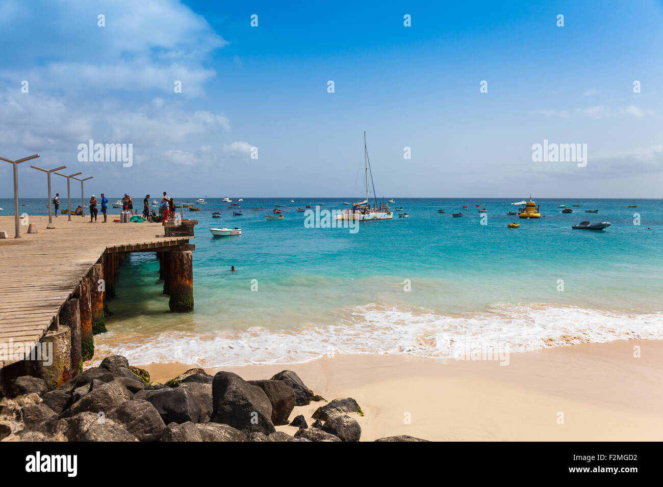 La plage de Santa Maria en ponton l'île de Sal Cap Vert - Cap Vert ...