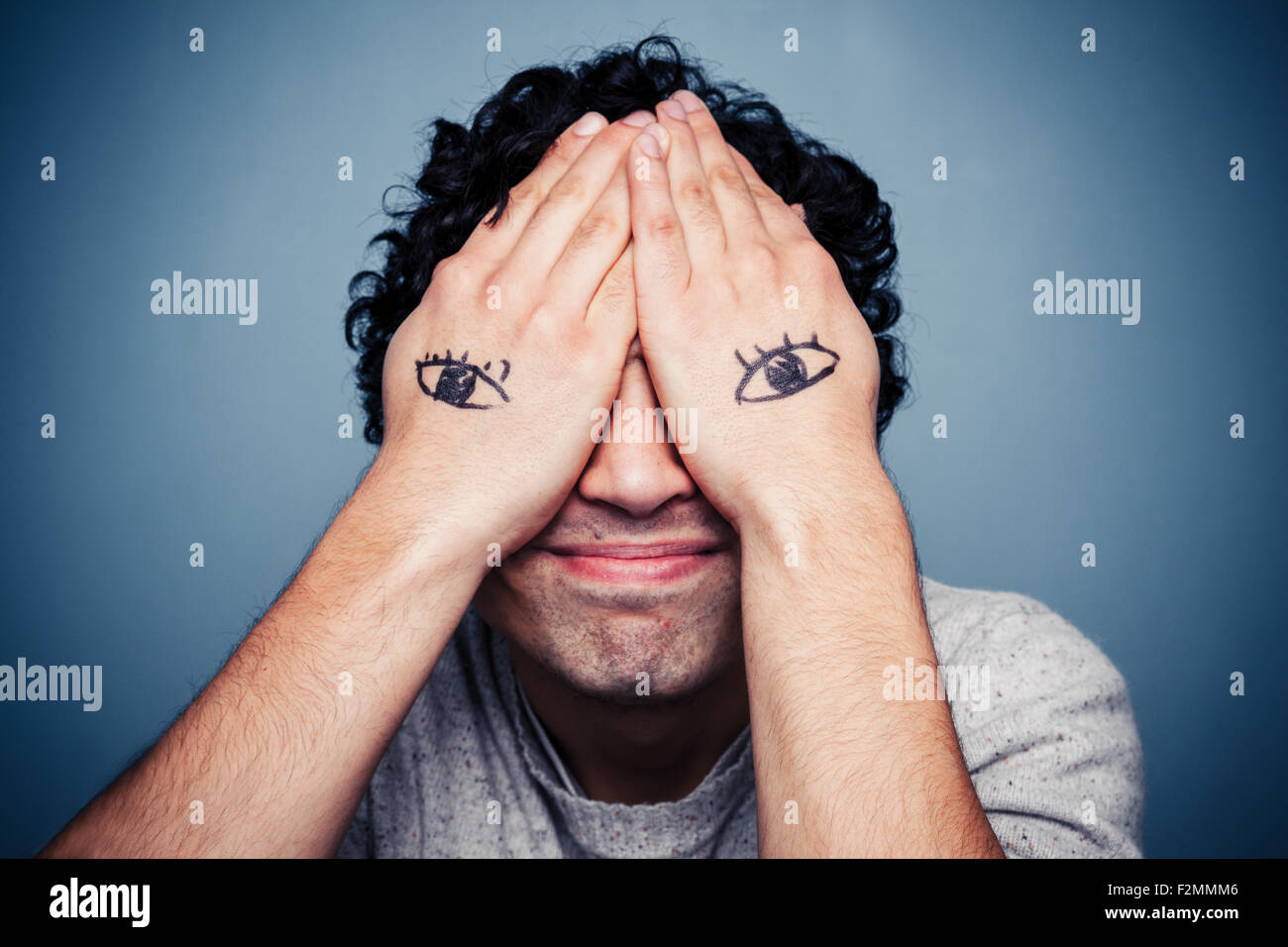 Avec ses mains sur son visage Banque de photographies et d’images à ...